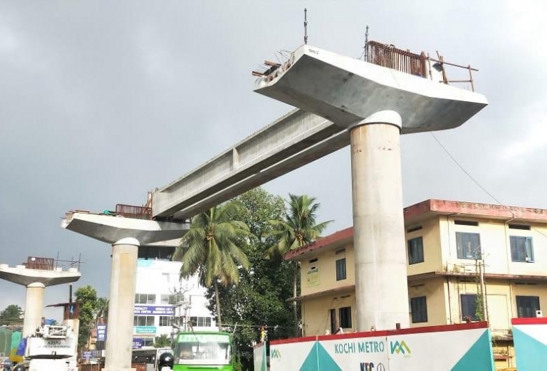 Viaduct I Girder erection – 13.08.2020 – Kochi Metro Rail Ltd.
