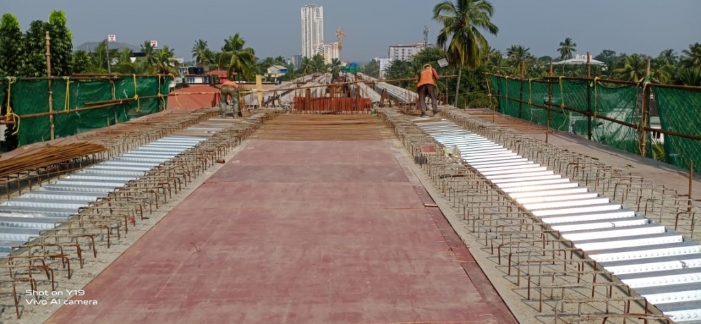 Viaduct P1037-P1038 Deck slab work inprogress - Kochi Metro Rail Ltd.