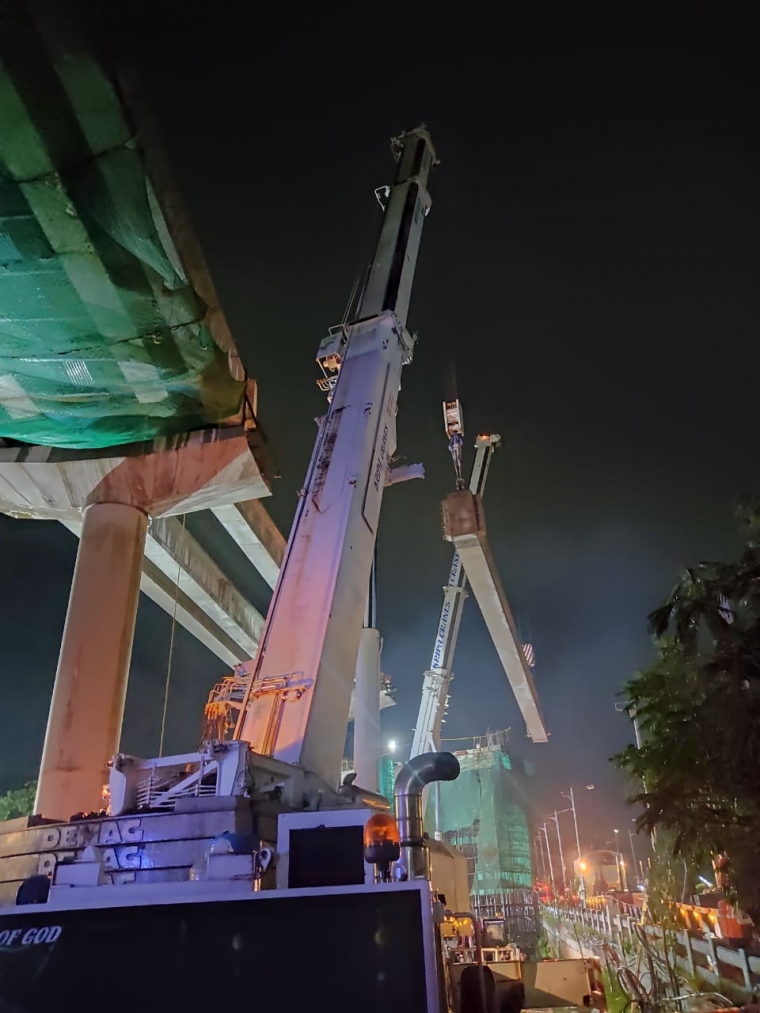 Erection of P1043-P1044 - Kochi Metro Rail Ltd.